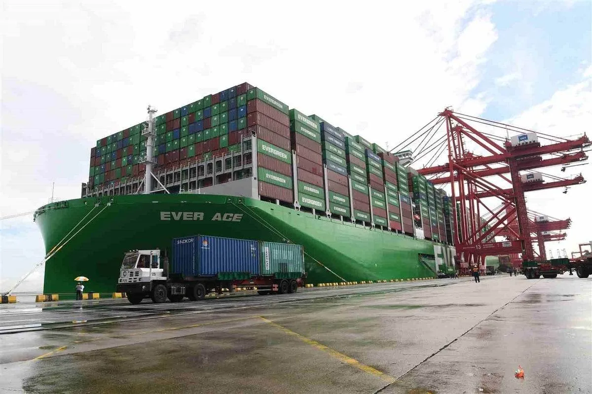 World’s largest container ship “EVER ACE” in Colombo – Being Sri Lankan